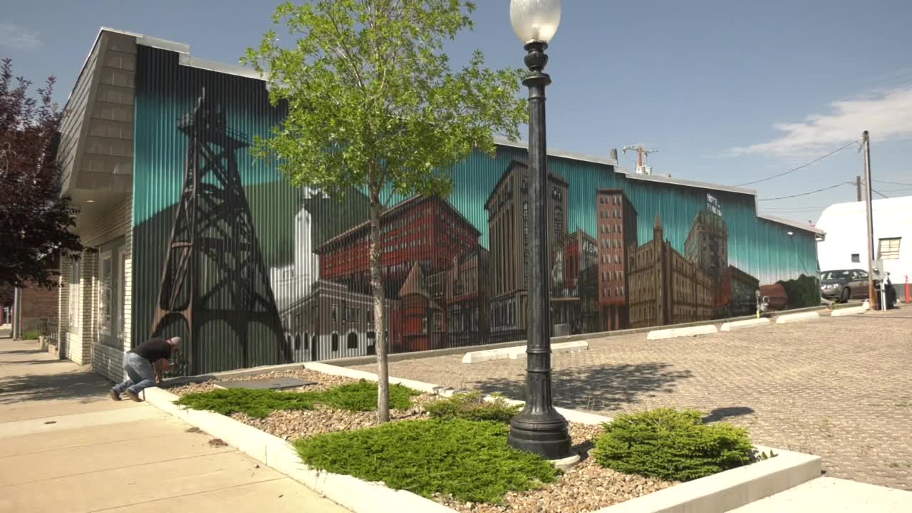 New mural brightens up gateway to historic Uptown Butte