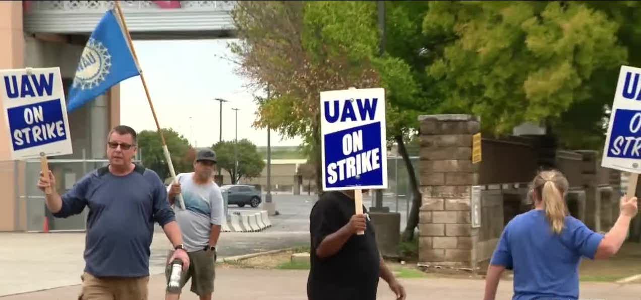 UAW workers stand in solidarity with union's Texas plant strike expansion