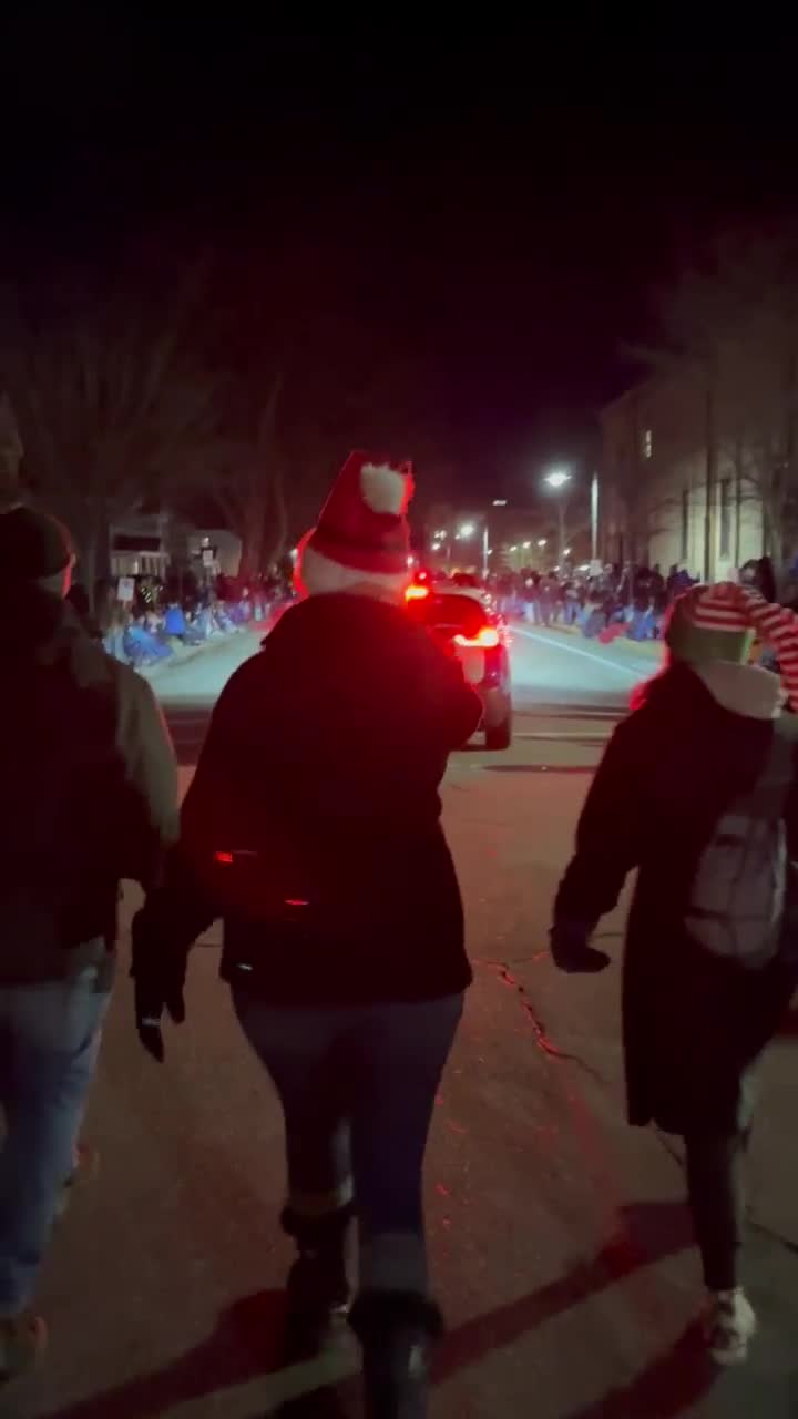 Chilly temps don't keep crowds away from annual Grand Haven Jingle Bell ...