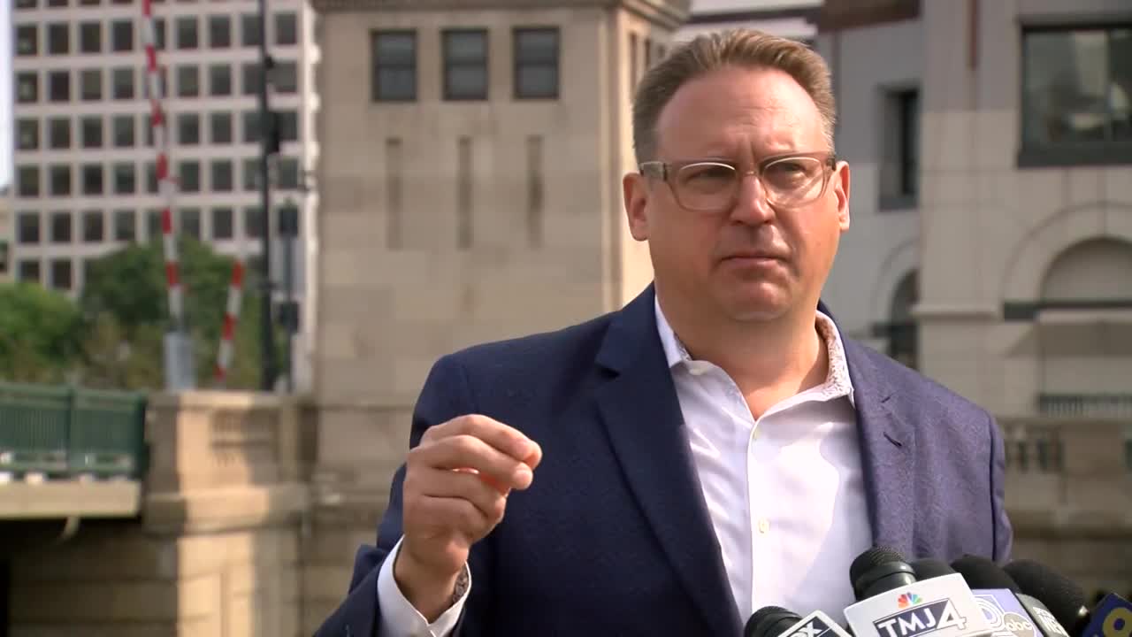 Family calls for witnesses after man dies on Milwaukee drawbridge