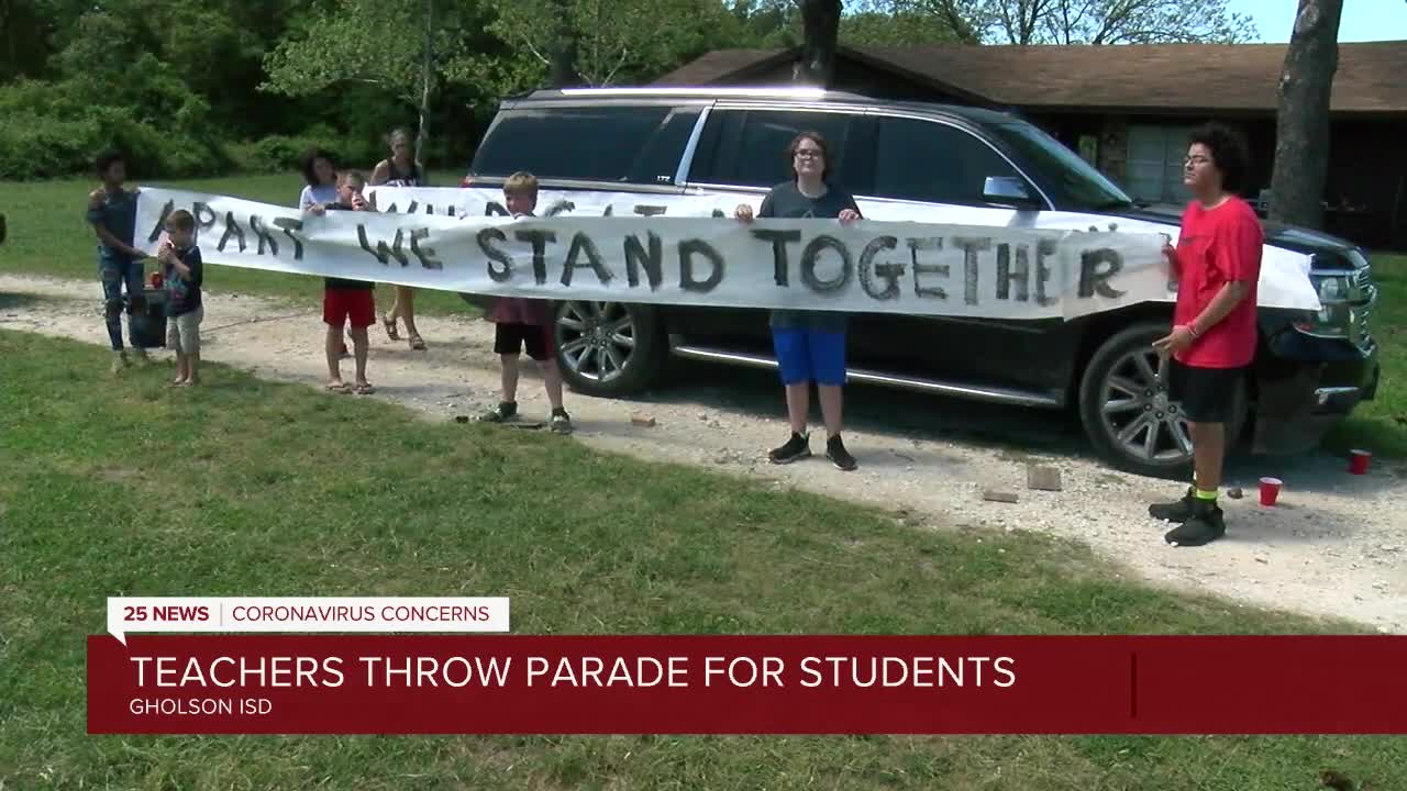 Teachers at Gholson ISD throw parade for students