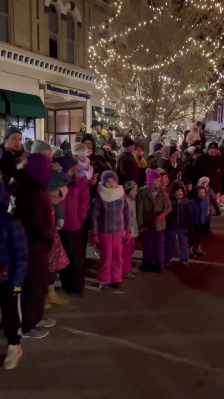 Chilly temps don't keep crowds away from annual Grand Haven Jingle Bell ...