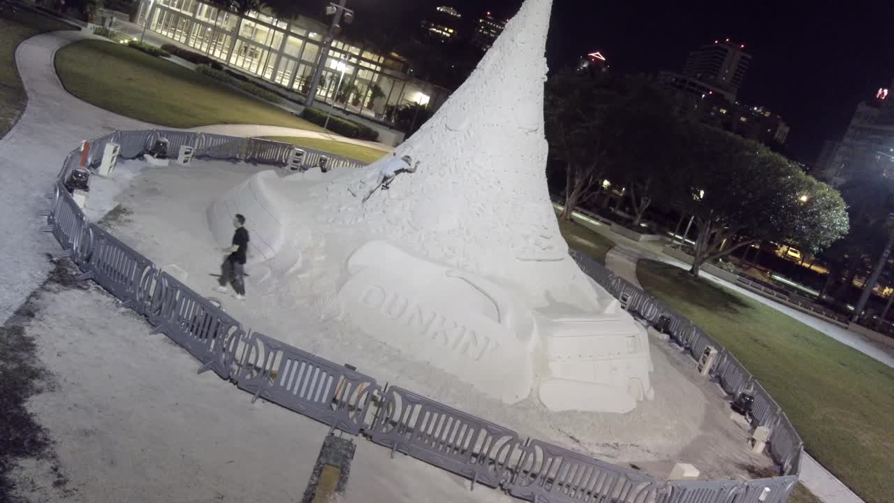 'Sandi' tree vandalized, causing more than $1,000 in damage