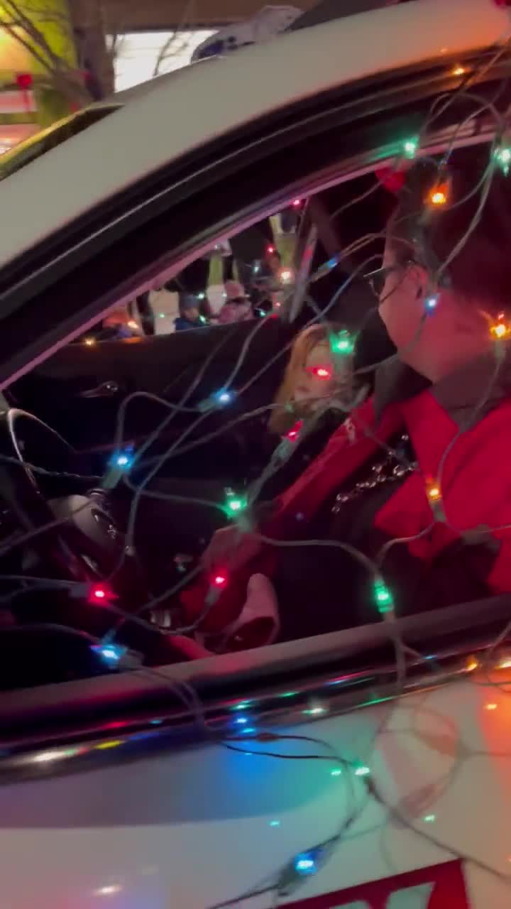 Chilly temps don't keep crowds away from annual Grand Haven Jingle Bell ...