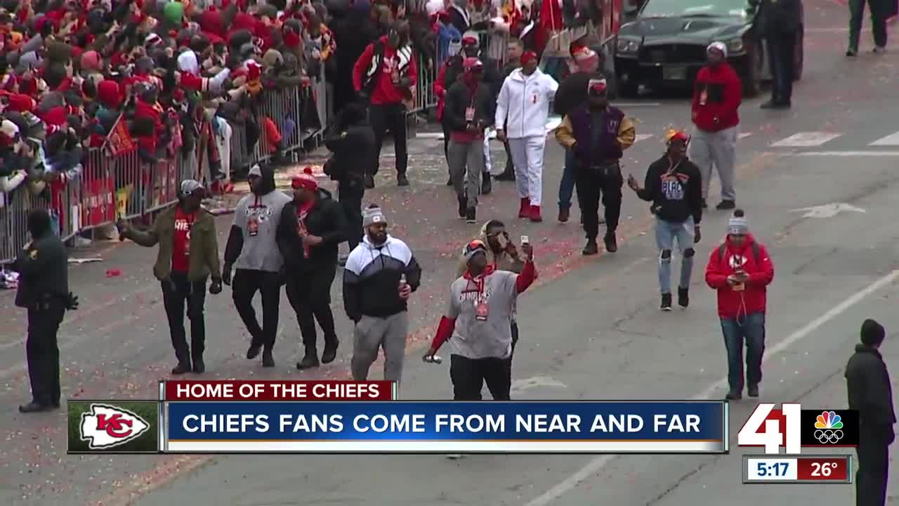 Chiefs fans climb trees to see Super Bowl parade